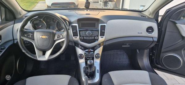 Black Chevrolet Cruze 2011 in Kaunas, with an engine capacity of 2.00 L and mileage of 260 thousand km for 2800 €, photo 7 on AUTOMOTO.COM.LV