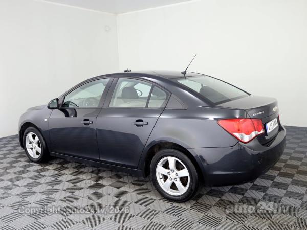 Black Chevrolet Cruze 2011 in Tallinn, with an engine capacity of 1.60 L and mileage of 204 thousand km for 1899 €, photo 4 on AUTOMOTO.COM.LV