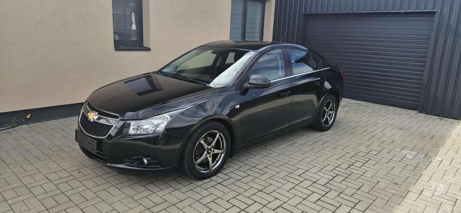 Black Chevrolet Cruze 2011 in Siauliai, with an engine capacity of 2.00 L and mileage of 170 thousand km for 3499 €, photo 1 on AUTOMOTO.COM.LV