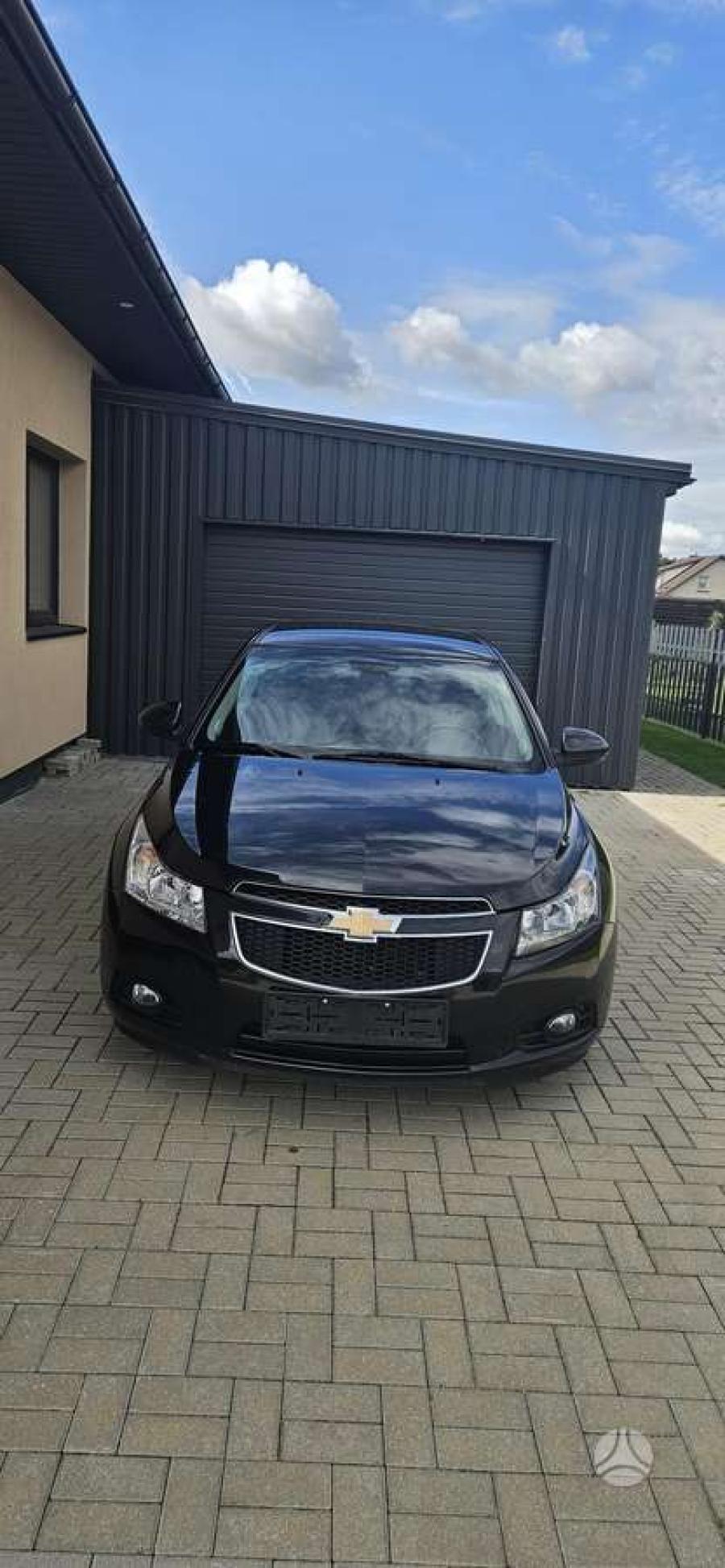 Black Chevrolet Cruze 2011 in Siauliai, with an engine capacity of 2.00 L and mileage of 170 thousand km for 3499 €, photo 4 on AUTOMOTO.COM.LV