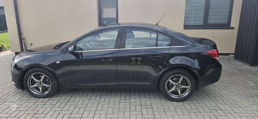 Black Chevrolet Cruze 2011 in Siauliai, with an engine capacity of 2.00 L and mileage of 170 thousand km for 3499 €, photo 5 on AUTOMOTO.COM.LV
