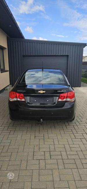 Black Chevrolet Cruze 2011 in Siauliai, with an engine capacity of 2.00 L and mileage of 170 thousand km for 3499 €, photo 8 on AUTOMOTO.COM.LV