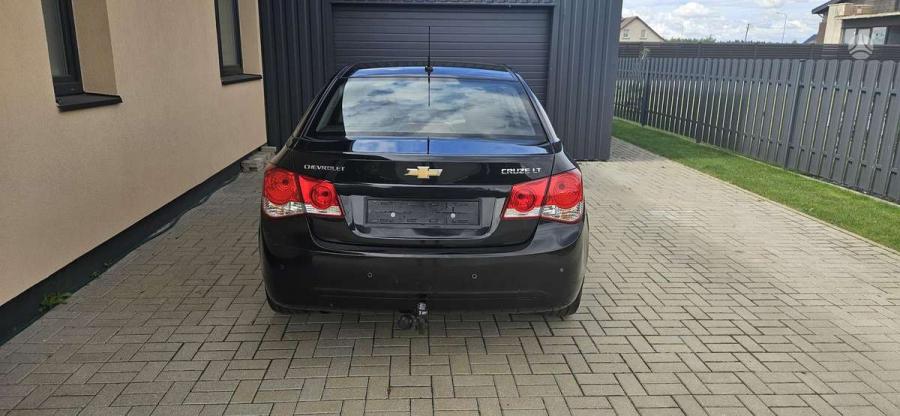 Black Chevrolet Cruze 2011 in Siauliai, with an engine capacity of 2.00 L and mileage of 170 thousand km for 3499 €, photo 9 on AUTOMOTO.COM.LV