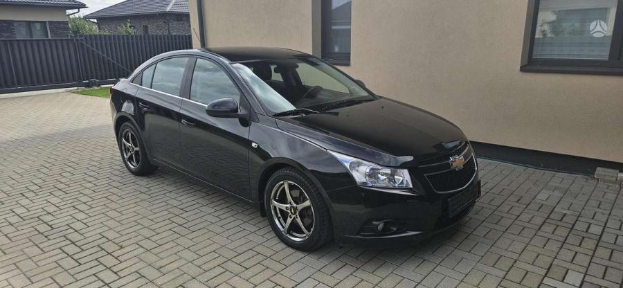 Black Chevrolet Cruze 2011 in Siauliai, with an engine capacity of 2.00 L and mileage of 170 thousand km for 3499 €, photo 12 on AUTOMOTO.COM.LV