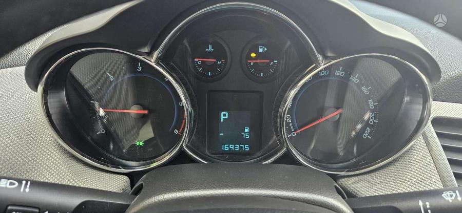 Black Chevrolet Cruze 2011 in Siauliai, with an engine capacity of 2.00 L and mileage of 170 thousand km for 3499 €, photo 17 on AUTOMOTO.COM.LV
