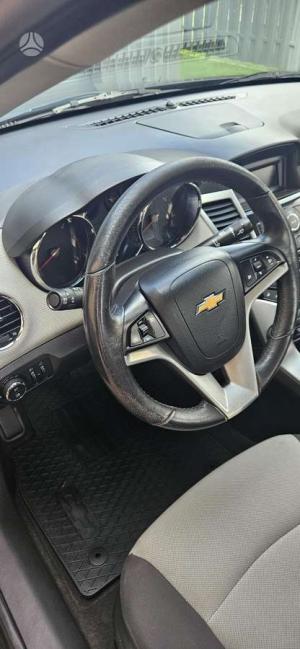 Black Chevrolet Cruze 2011 in Siauliai, with an engine capacity of 2.00 L and mileage of 170 thousand km for 3499 €, photo 20 on AUTOMOTO.COM.LV