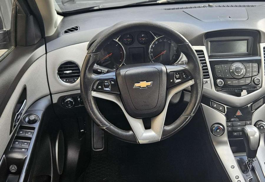 Black Chevrolet Cruze 2011 in Siauliai, with an engine capacity of 2.00 L and mileage of 170 thousand km for 3499 €, photo 21 on AUTOMOTO.COM.LV