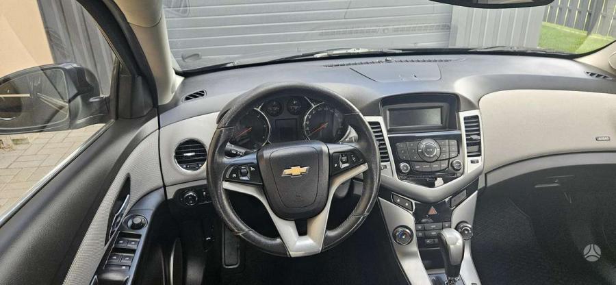 Black Chevrolet Cruze 2011 in Siauliai, with an engine capacity of 2.00 L and mileage of 170 thousand km for 3499 €, photo 22 on AUTOMOTO.COM.LV