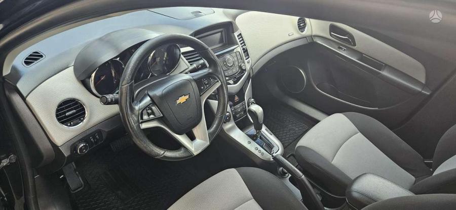 Black Chevrolet Cruze 2011 in Siauliai, with an engine capacity of 2.00 L and mileage of 170 thousand km for 3499 €, photo 26 on AUTOMOTO.COM.LV