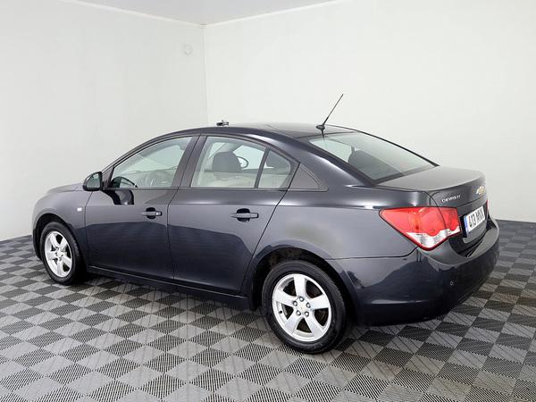 Black Chevrolet Cruze 2011 in Tallinn, with an engine capacity of 1.60 L and mileage of 204 thousand km for 1899 €, photo 4 on AUTOMOTO.COM.LV