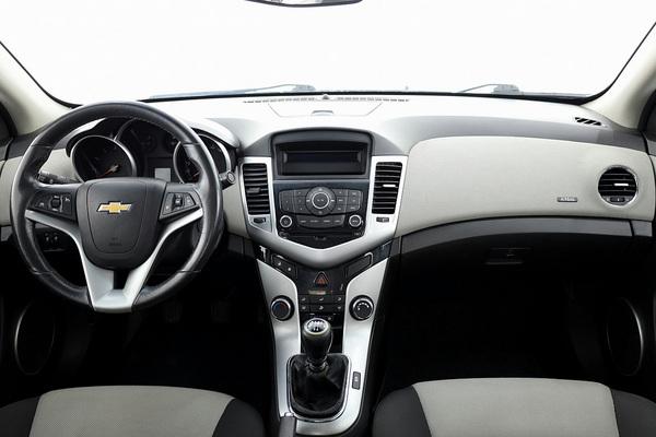Black Chevrolet Cruze 2011 in Tallinn, with an engine capacity of 1.60 L and mileage of 204 thousand km for 1899 €, photo 5 on AUTOMOTO.COM.LV