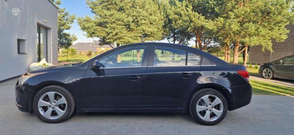 Melns Chevrolet Cruze 2011 Kauņa, ar dzinēja tilpumu 2.00 L un nobraukumu 260 tūkst. km par 2000 €, foto 3 vietnē AUTOMOTO.COM.LV