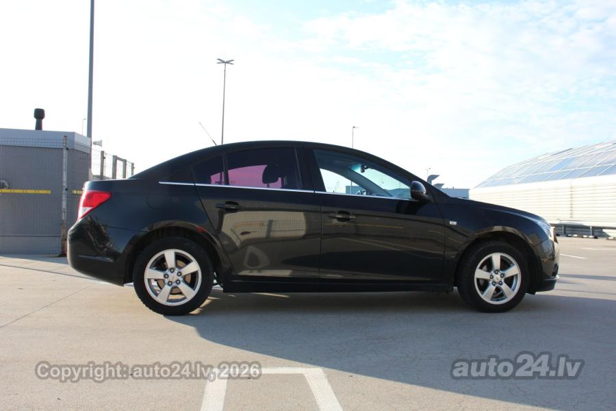 Melns Chevrolet Cruze 2012 Tallina, ar dzinēja tilpumu 1.80 L un nobraukumu 124 tūkst. km par 4900 €, foto 7 vietnē AUTOMOTO.COM.LV