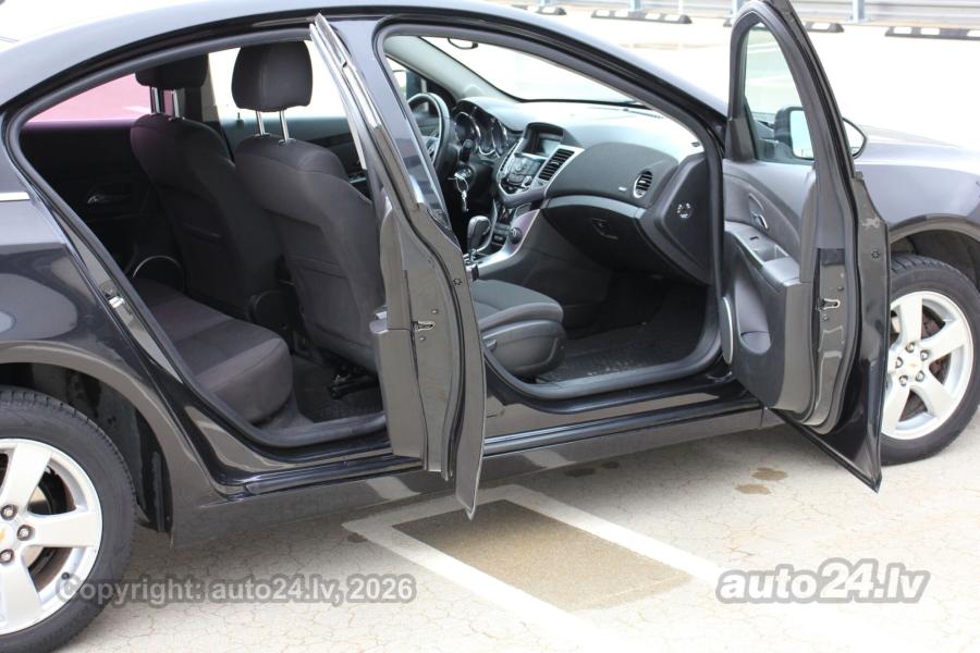 Melns Chevrolet Cruze 2012 Tallina, ar dzinēja tilpumu 1.80 L un nobraukumu 124 tūkst. km par 4900 €, foto 12 vietnē AUTOMOTO.COM.LV