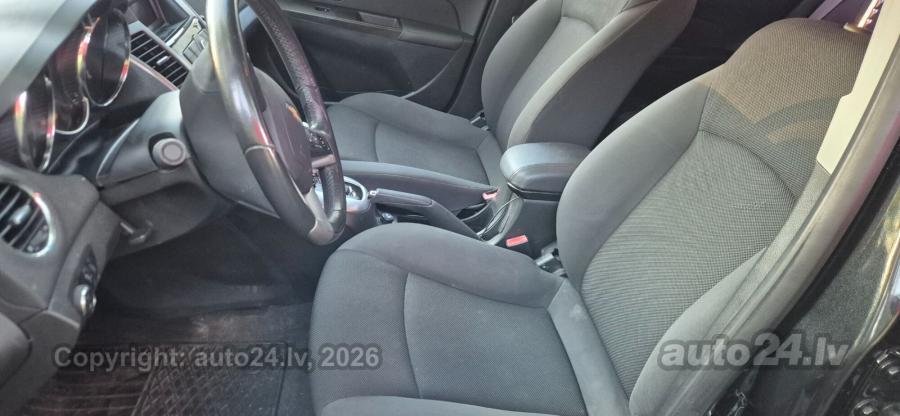 Melns Chevrolet Cruze 2012 Tallina, ar dzinēja tilpumu 1.80 L un nobraukumu 124 tūkst. km par 4900 €, foto 21 vietnē AUTOMOTO.COM.LV