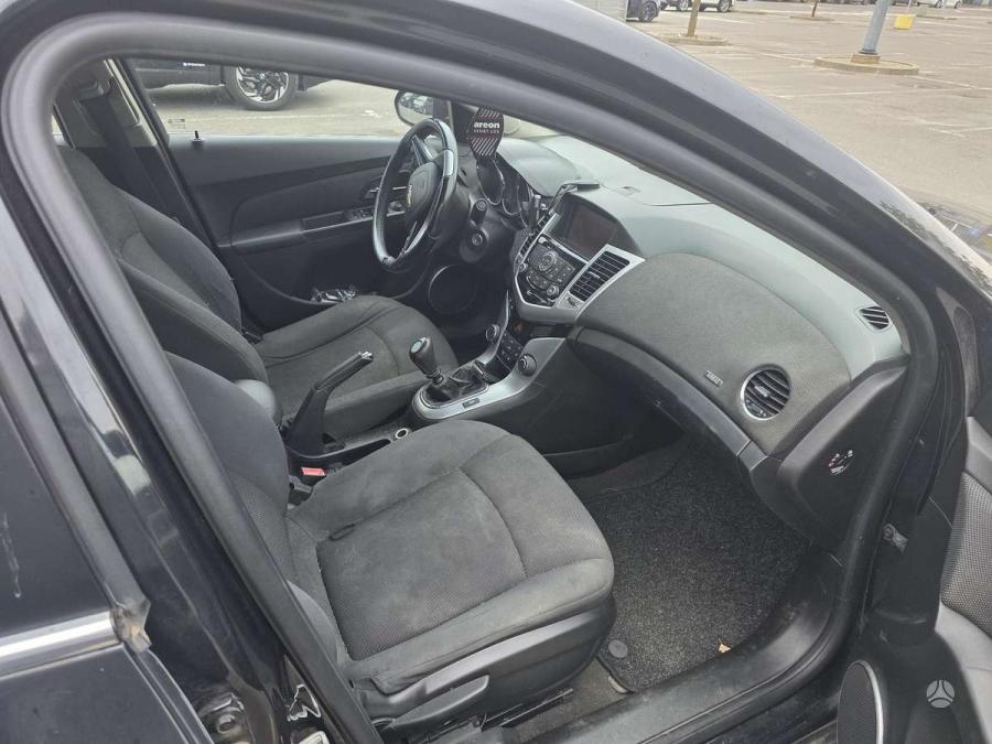 Black Chevrolet Cruze 2012 in Vilnius, with an engine capacity of 2.00 L and mileage of 261 thousand km for 1600 €, photo 1 on AUTOMOTO.COM.LV
