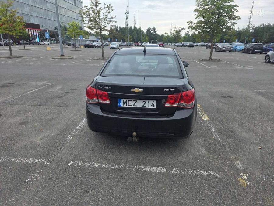 Black Chevrolet Cruze 2012 in Vilnius, with an engine capacity of 2.00 L and mileage of 261 thousand km for 1600 €, photo 3 on AUTOMOTO.COM.LV