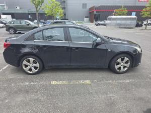 Black Chevrolet Cruze 2012 in Vilnius, with an engine capacity of 2.00 L and mileage of 261 thousand km for 1600 €, photo 6 on AUTOMOTO.COM.LV