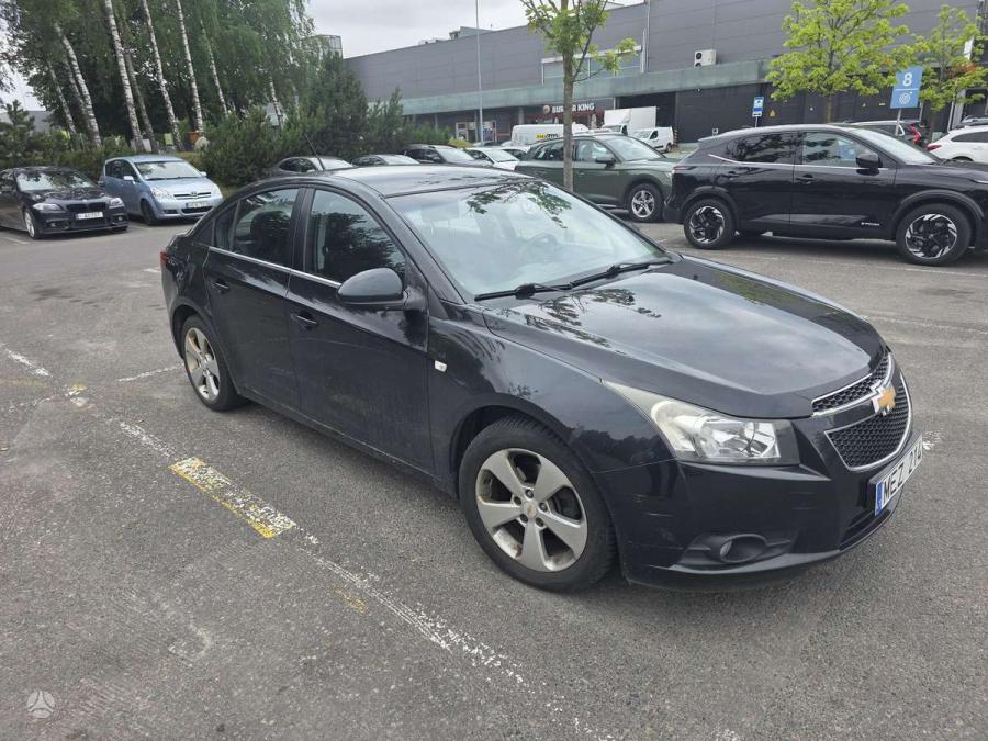 Black Chevrolet Cruze 2012 in Vilnius, with an engine capacity of 2.00 L and mileage of 261 thousand km for 1600 €, photo 10 on AUTOMOTO.COM.LV