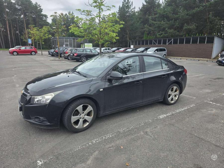 Black Chevrolet Cruze 2012 in Vilnius, with an engine capacity of 2.00 L and mileage of 261 thousand km for 1600 €, photo 15 on AUTOMOTO.COM.LV