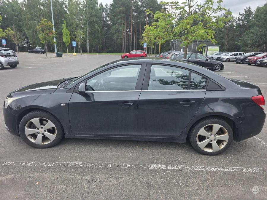 Black Chevrolet Cruze 2012 in Vilnius, with an engine capacity of 2.00 L and mileage of 261 thousand km for 1600 €, photo 16 on AUTOMOTO.COM.LV