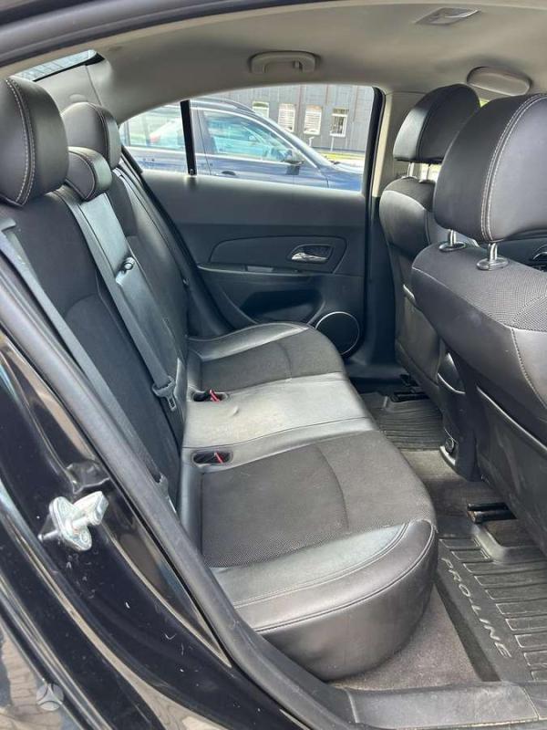 Black Chevrolet Cruze 2012 in Taurage, with an engine capacity of 1.69 L and mileage of 316 thousand km for 1800 €, photo 5 on AUTOMOTO.COM.LV