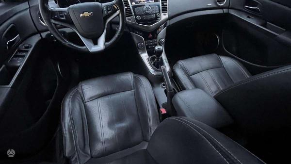 Black Chevrolet Cruze 2012 in Vilnius, with an engine capacity of 2.00 L and mileage of 299 thousand km for 2950 €, photo 11 on AUTOMOTO.COM.LV