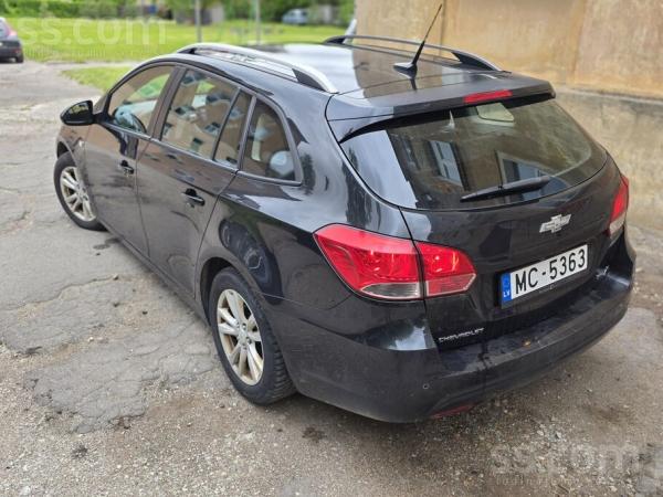 Black Chevrolet Cruze 2013 in Riga, with an engine capacity of 1.40 L and mileage of 286 thousand km for 2500 €, photo 3 on AUTOMOTO.COM.LV