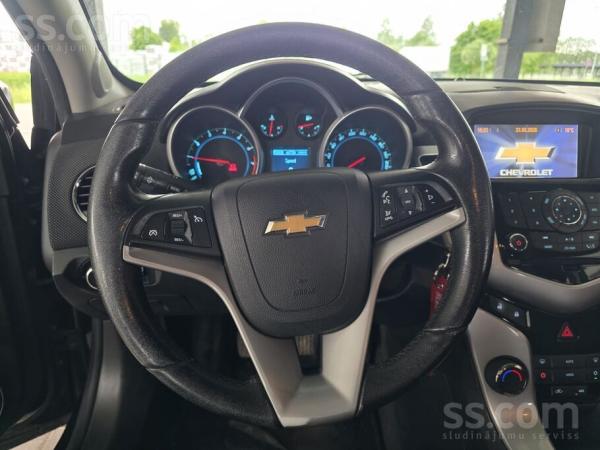 Black Chevrolet Cruze 2013 in Riga, with an engine capacity of 1.40 L and mileage of 286 thousand km for 2500 €, photo 7 on AUTOMOTO.COM.LV