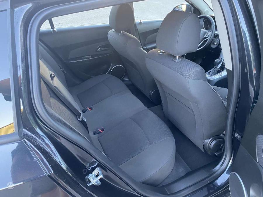 Black Chevrolet Cruze 2013 in Telschi, with an engine capacity of 1.70 L and mileage of 281 thousand km for 2500 €, photo 11 on AUTOMOTO.COM.LV