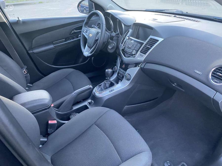 Black Chevrolet Cruze 2013 in Telschi, with an engine capacity of 1.70 L and mileage of 281 thousand km for 2500 €, photo 12 on AUTOMOTO.COM.LV