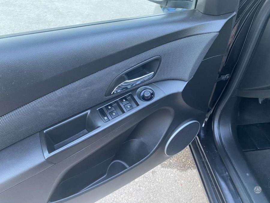 Black Chevrolet Cruze 2013 in Telschi, with an engine capacity of 1.70 L and mileage of 281 thousand km for 2500 €, photo 14 on AUTOMOTO.COM.LV