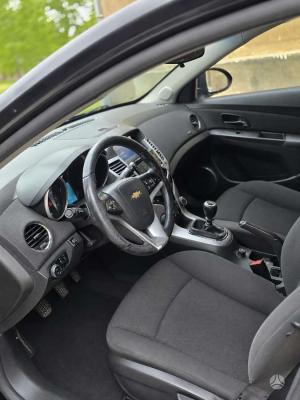 Black Chevrolet Cruze 2013 in Riga, with an engine capacity of 0.00 L and mileage of 287 thousand km for 2500 €, photo 5 on AUTOMOTO.COM.LV