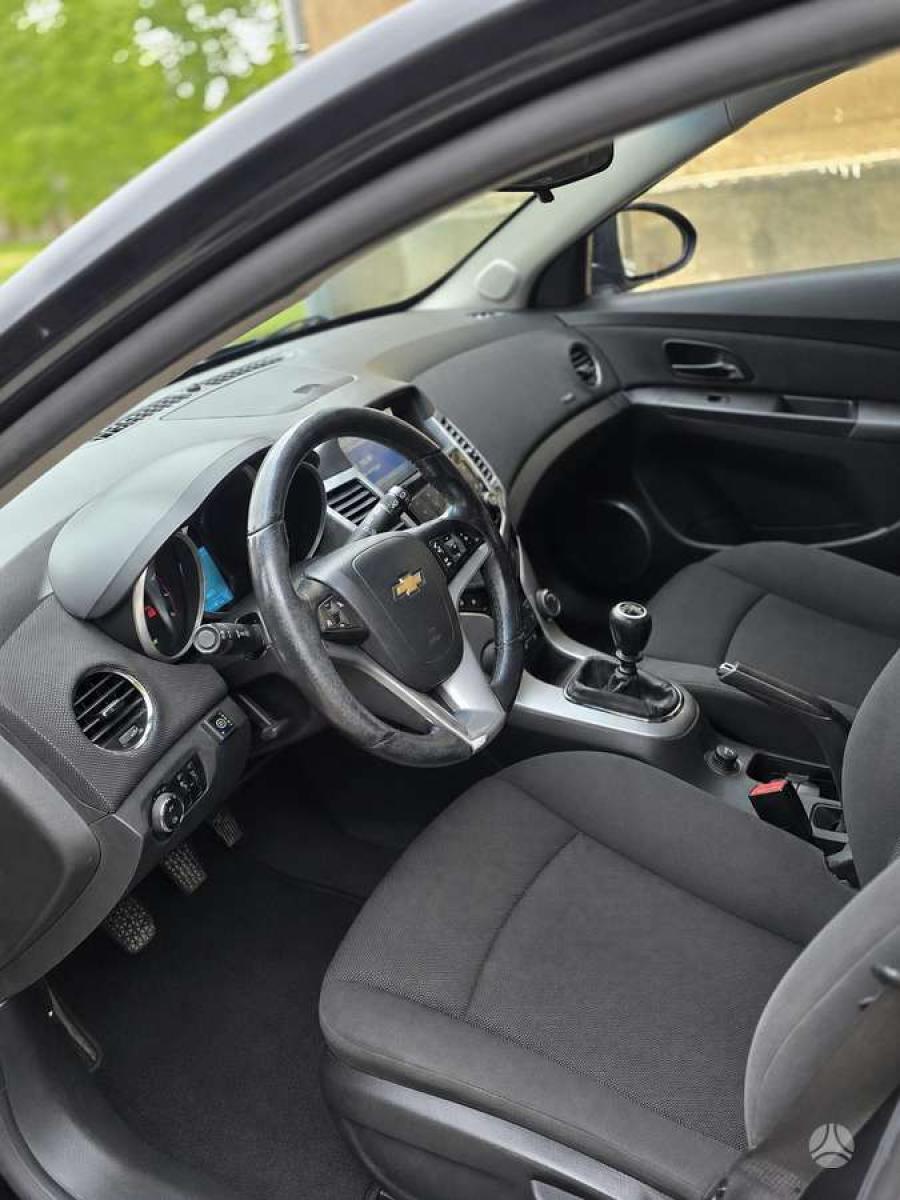 Black Chevrolet Cruze 2013 in Riga, with an engine capacity of 0.00 L and mileage of 287 thousand km for 2500 €, photo 5 on AUTOMOTO.COM.LV