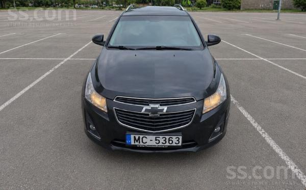 Black Chevrolet Cruze 2013 in Riga, with an engine capacity of 1.40 L and mileage of 287 thousand km for 2200 €, photo 3 on AUTOMOTO.COM.LV