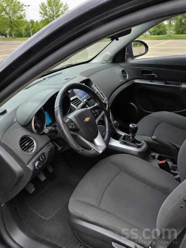 Black Chevrolet Cruze 2013 in Riga, with an engine capacity of 1.40 L and mileage of 287 thousand km for 2200 €, photo 5 on AUTOMOTO.COM.LV