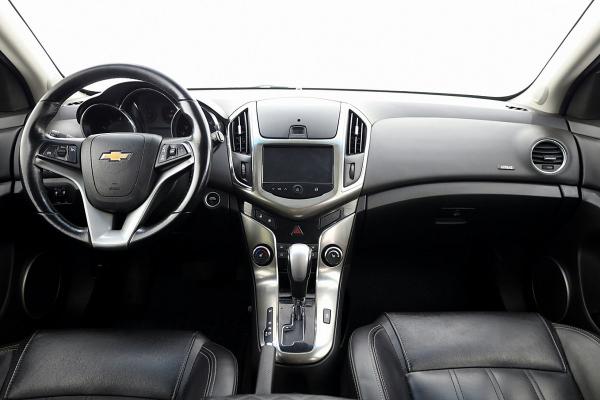 Black Chevrolet Cruze 2013 in Tallinn, with an engine capacity of 1.80 L and mileage of 332 thousand km for 2499 €, photo 5 on AUTOMOTO.COM.LV