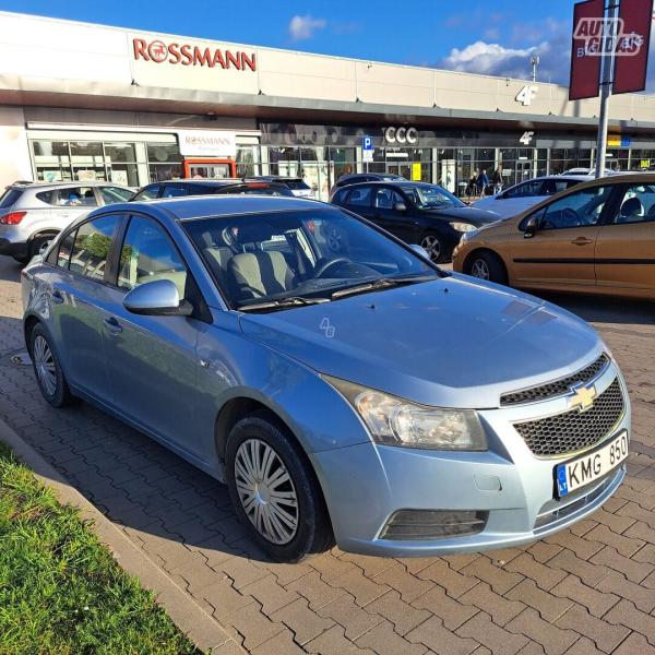 Blue Chevrolet Cruze 2010 in Alytus, with an engine capacity of 2.00 L and mileage of 325 thousand km for 1950 €, photo 1 on AUTOMOTO.COM.LV