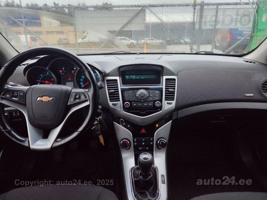 Pelēks Chevrolet Cruze 2012 Tallina, ar dzinēja tilpumu 2.00 L un nobraukumu 180 tūkst. km par 2800 €, foto 6 vietnē AUTOMOTO.COM.LV
