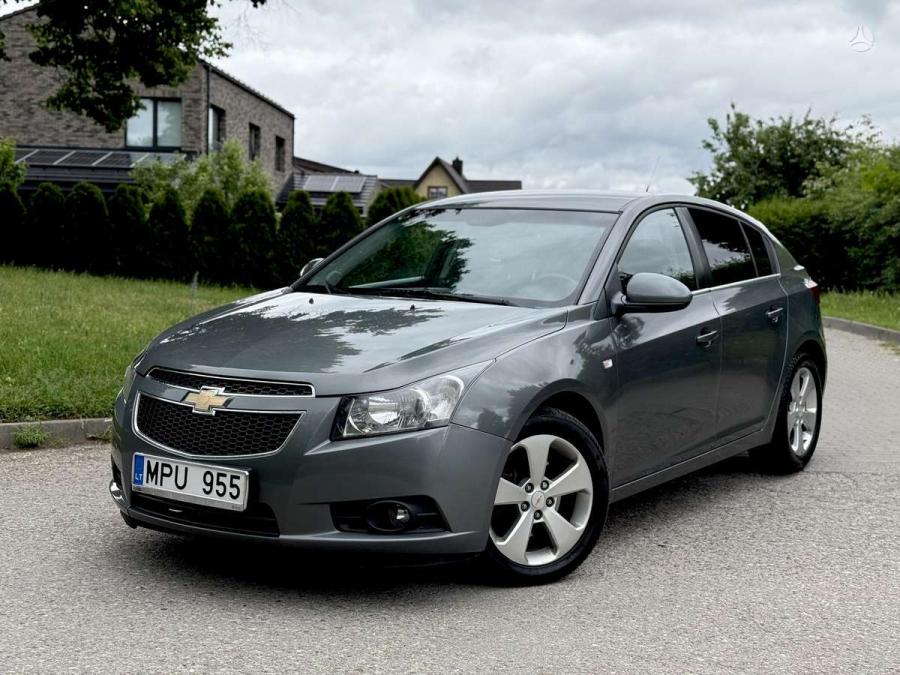 Grey Chevrolet Cruze 2012 in Vilnius, with an engine capacity of 2.00 L and mileage of 211 thousand km for 4000 €, photo 3 on AUTOMOTO.COM.LV