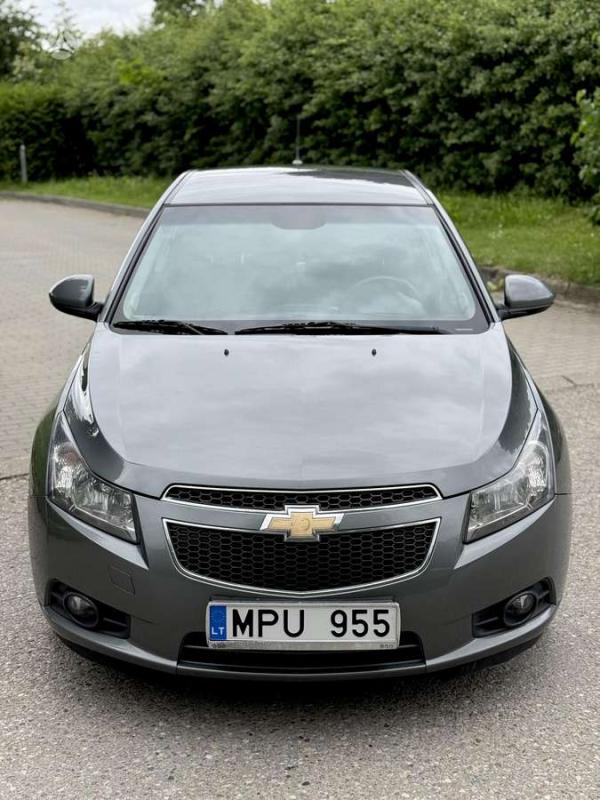 Pelēks Chevrolet Cruze 2012 Viļņa, ar dzinēja tilpumu 2.00 L un nobraukumu 211 tūkst. km par 4000 €, foto 3 vietnē AUTOMOTO.COM.LV