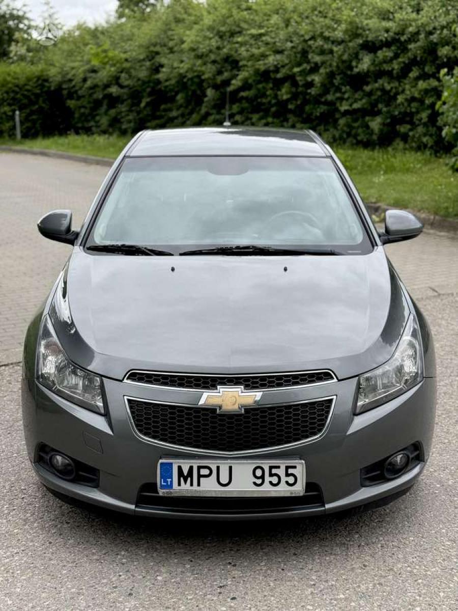 Grey Chevrolet Cruze 2012 in Vilnius, with an engine capacity of 2.00 L and mileage of 211 thousand km for 4000 €, photo 4 on AUTOMOTO.COM.LV