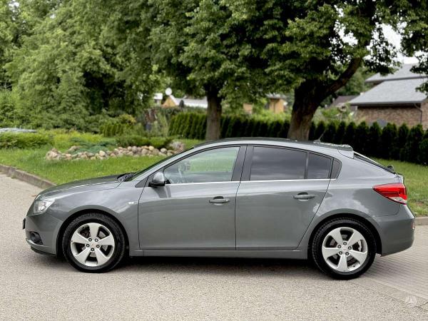 Pelēks Chevrolet Cruze 2012 Viļņa, ar dzinēja tilpumu 2.00 L un nobraukumu 211 tūkst. km par 4000 €, foto 4 vietnē AUTOMOTO.COM.LV