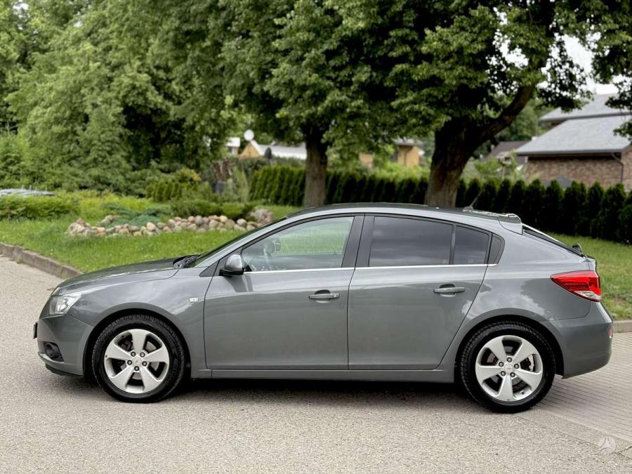 Grey Chevrolet Cruze 2012 in Vilnius, with an engine capacity of 2.00 L and mileage of 211 thousand km for 4000 €, photo 5 on AUTOMOTO.COM.LV