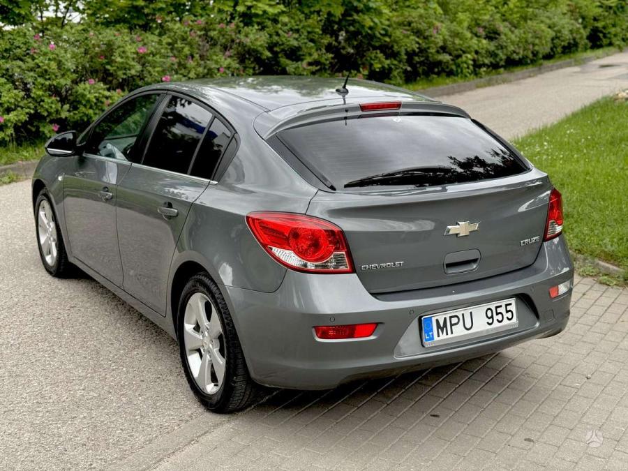 Grey Chevrolet Cruze 2012 in Vilnius, with an engine capacity of 2.00 L and mileage of 211 thousand km for 4000 €, photo 6 on AUTOMOTO.COM.LV