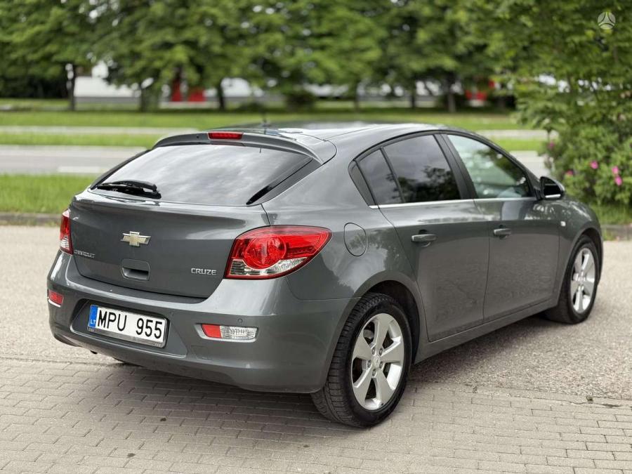 Grey Chevrolet Cruze 2012 in Vilnius, with an engine capacity of 2.00 L and mileage of 211 thousand km for 4000 €, photo 7 on AUTOMOTO.COM.LV