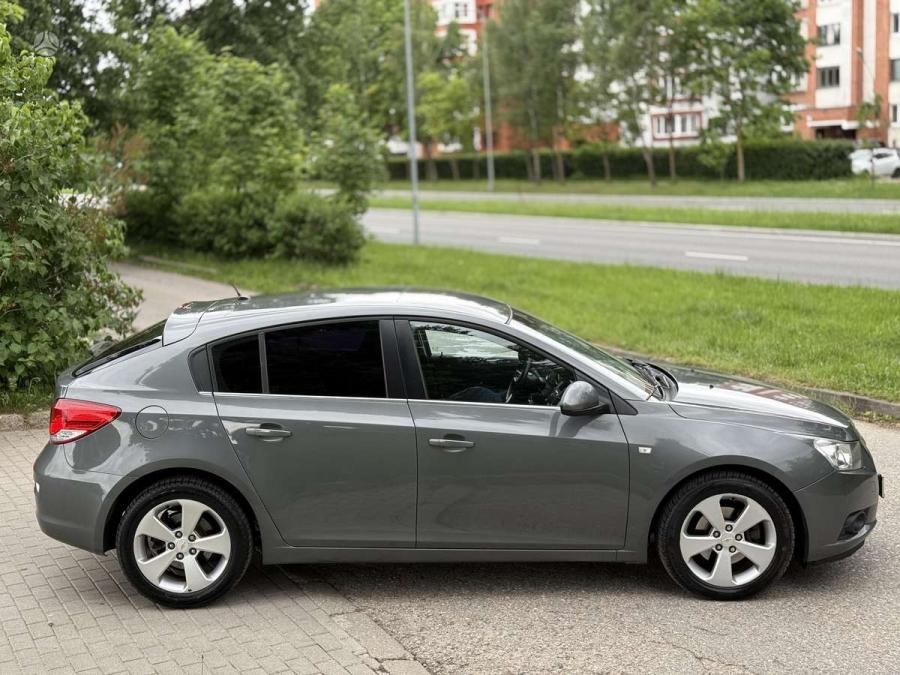 Grey Chevrolet Cruze 2012 in Vilnius, with an engine capacity of 2.00 L and mileage of 211 thousand km for 4000 €, photo 9 on AUTOMOTO.COM.LV