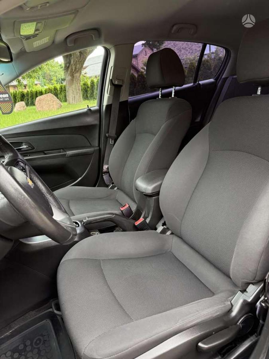 Grey Chevrolet Cruze 2012 in Vilnius, with an engine capacity of 2.00 L and mileage of 211 thousand km for 4000 €, photo 11 on AUTOMOTO.COM.LV
