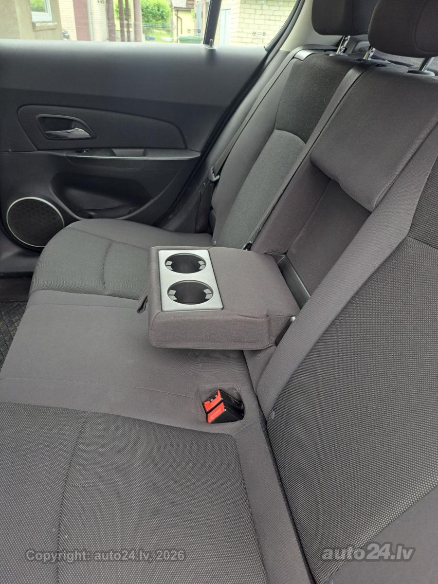 Pelēks Chevrolet Cruze 2012 Tallina, ar dzinēja tilpumu 1.60 L un nobraukumu 148 tūkst. km par 4500 €, foto 7 vietnē AUTOMOTO.COM.LV