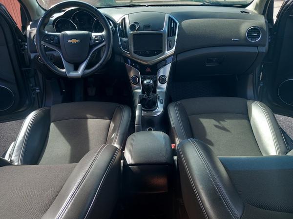 Grey Chevrolet Cruze 2014 in Tallinn, with an engine capacity of 1.80 L and mileage of 125 thousand km for 5000 €, photo 8 on AUTOMOTO.COM.LV
